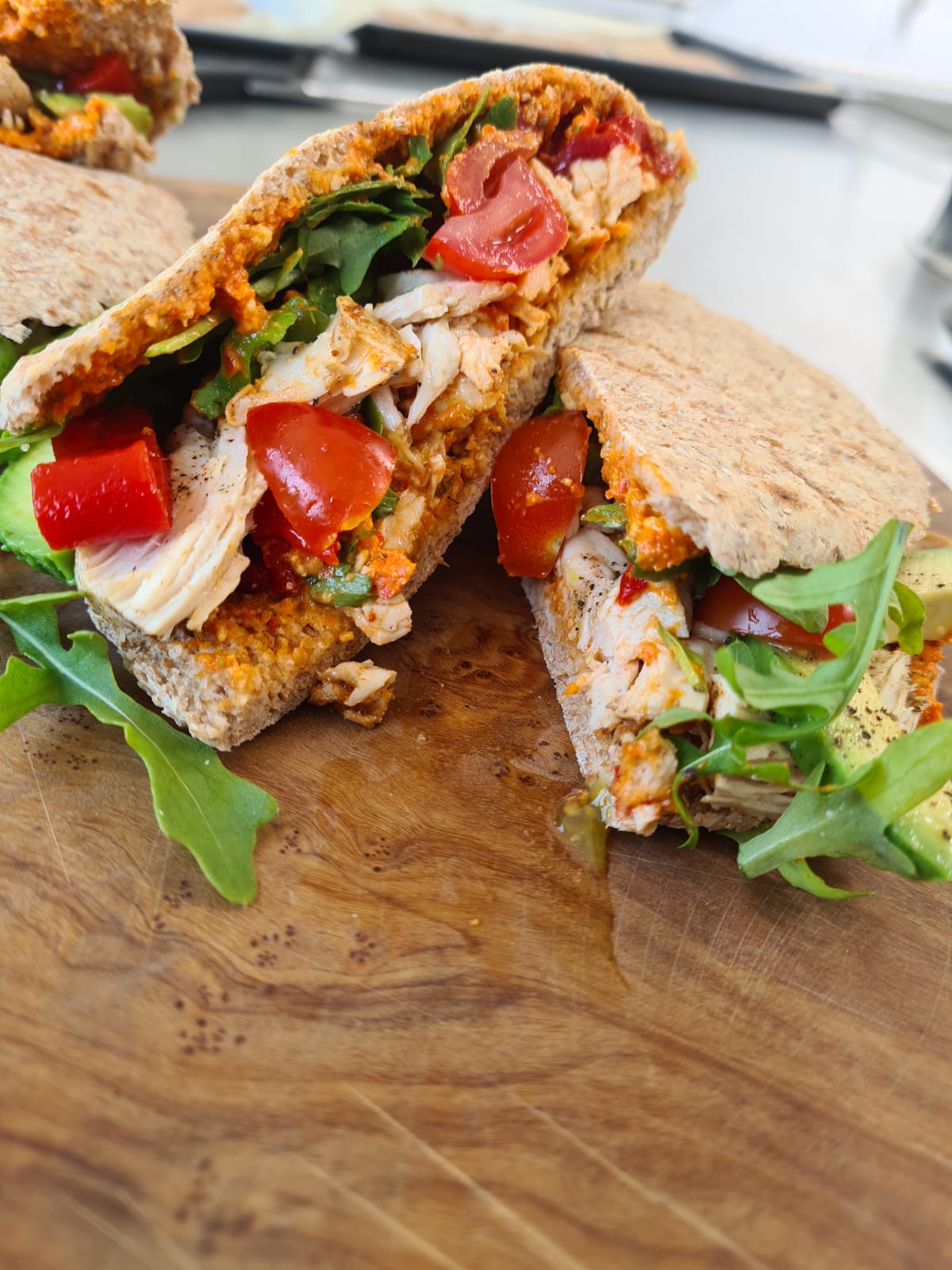 Volkoren pita met kipfilet en tomaten paprika spread - Sportieve ...